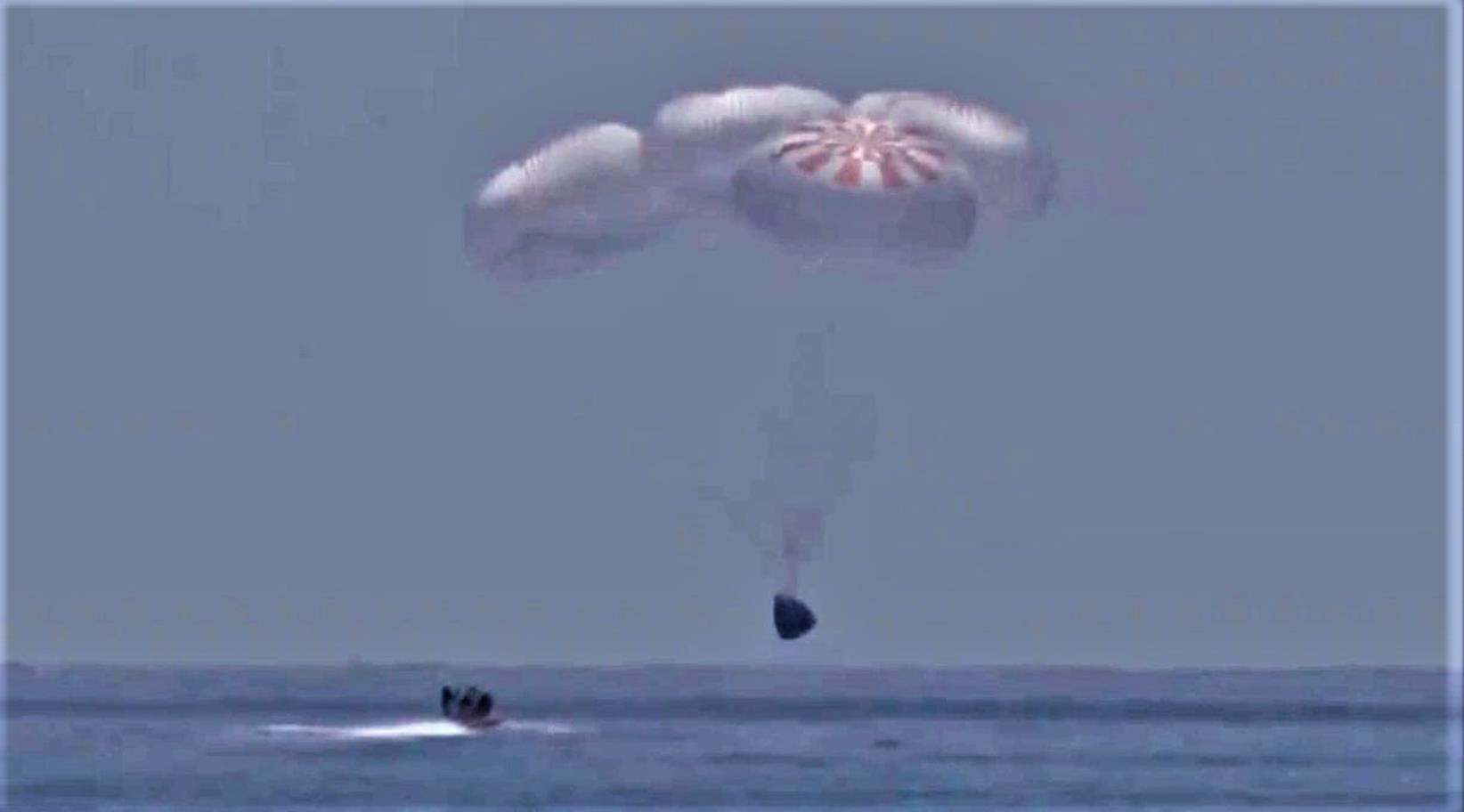 Nasa astronauts aboard SpaceX capsule make first splashdown in 45 years ...