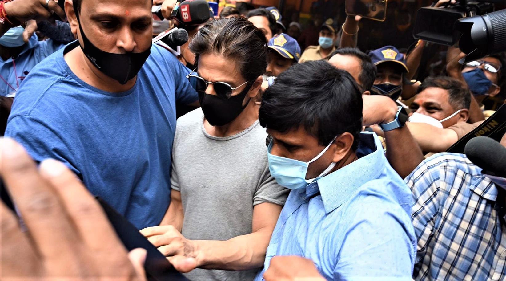 Shah Rukh Khan reaches Arthur Road jail to meet son Aryan Khan | ABC ...