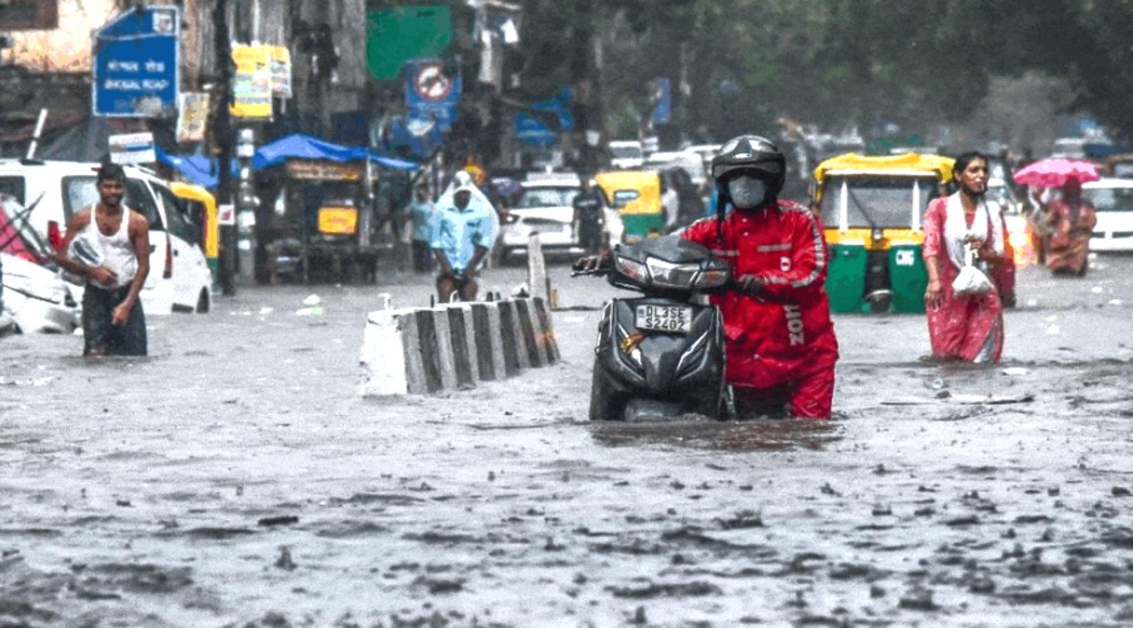India: Season's first heavy rain spell leaves Delhi flooded | ABC Mundial