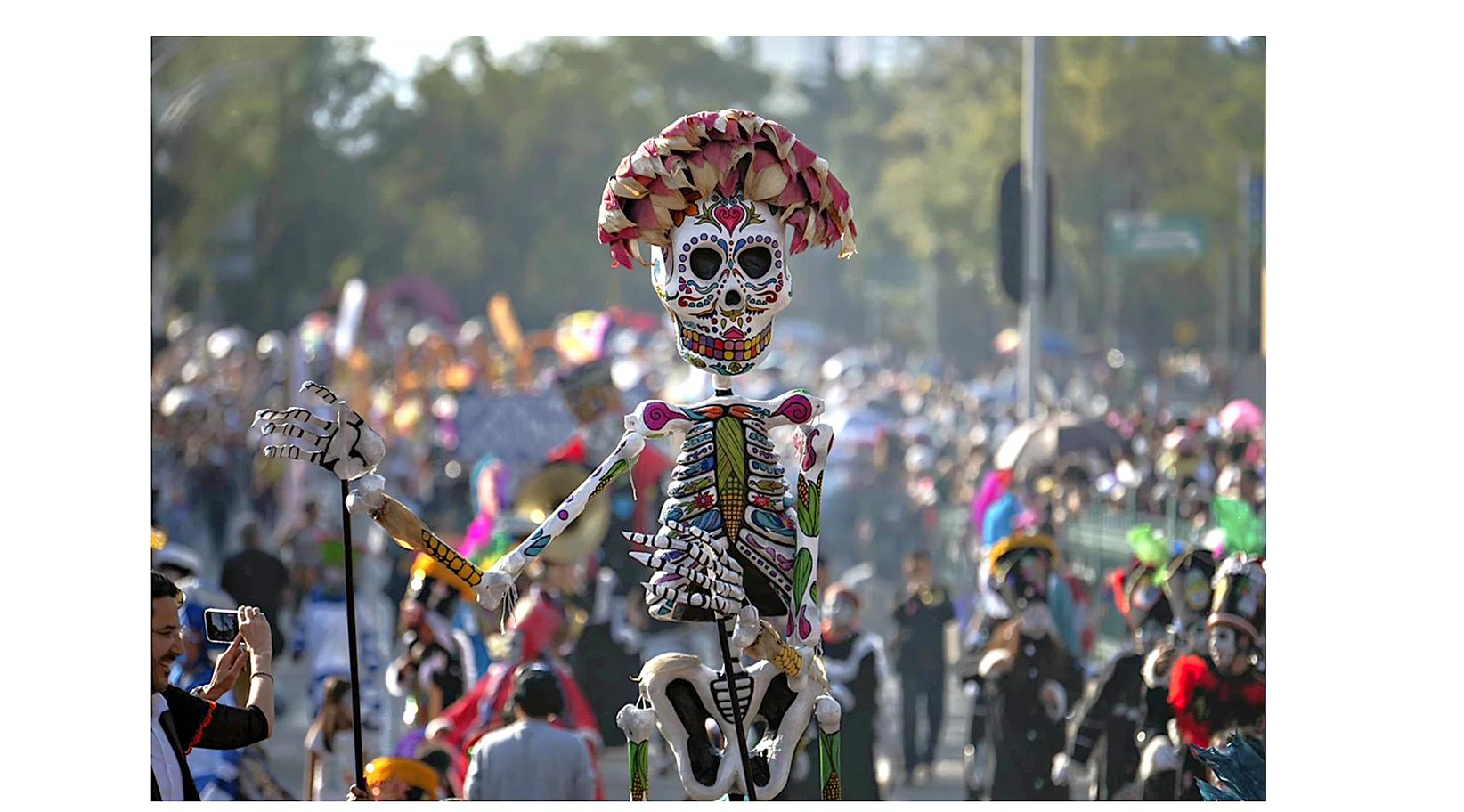 El desfile de las catrinas mexicanas convoca a una multitud en las ...